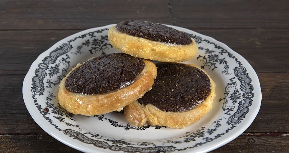 Greek cocoa and cinnamon syrupy dough swirls – Roxakia | Akis Petretzikis