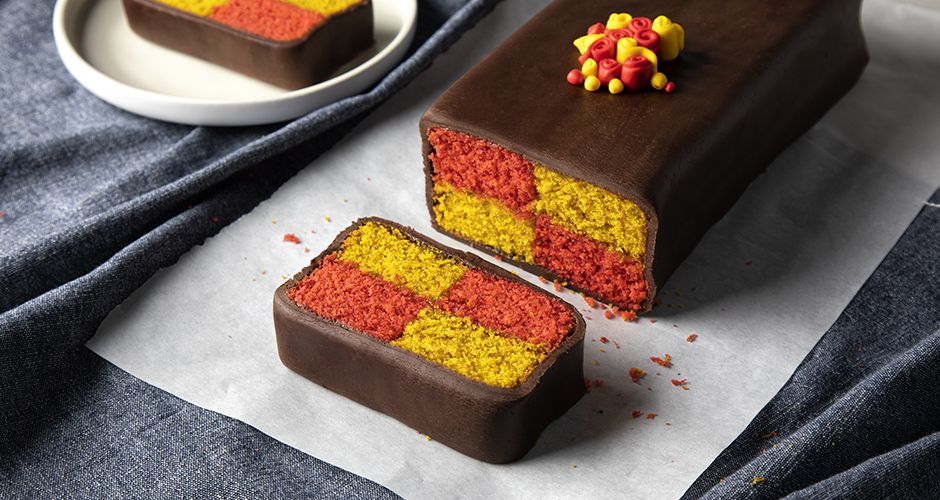 Two-color cake with sugarpaste | Akis Petretzikis